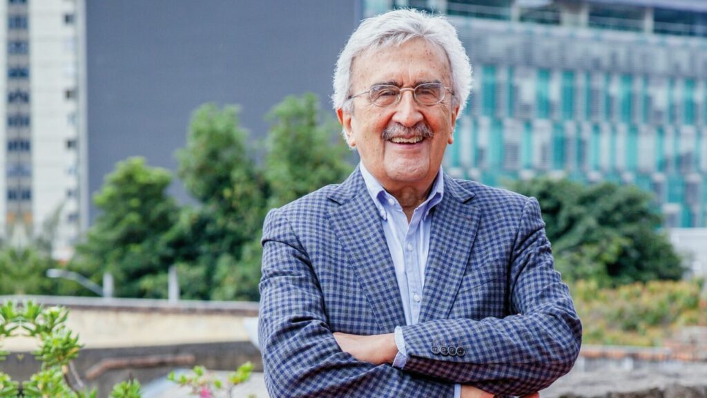 Carlos Dávila fue distinguido en la BHC | Uniandes